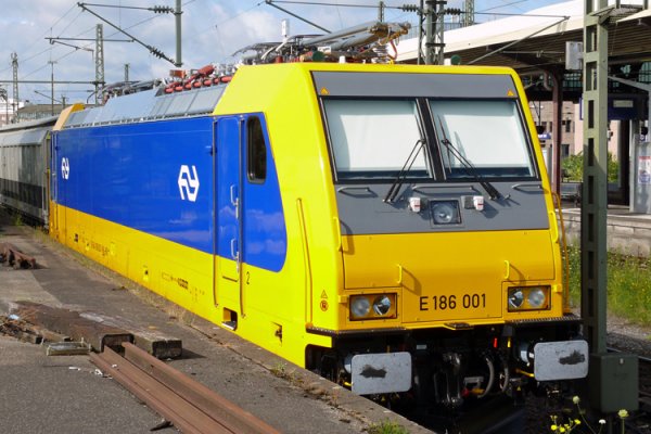 Nieuwe NS Traxx-locomotief arriveert in Nederland - Treinenweb