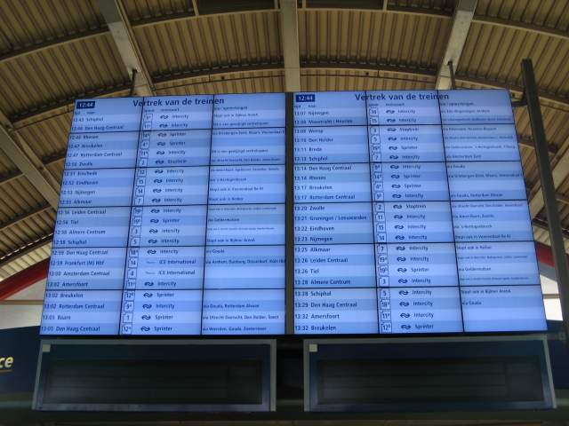 Grote digitale blauwe informatiebord keert weer terug - Treinenweb