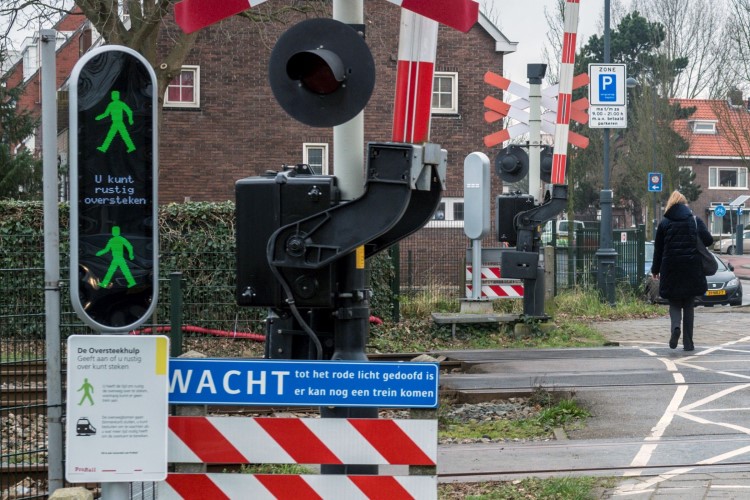 ProRail start met proef 'oversteekhulp' voor ouderen - Treinenweb