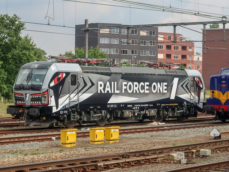 Rail Force One presenteert nieuwe locomotief met bijzondere livrei ...